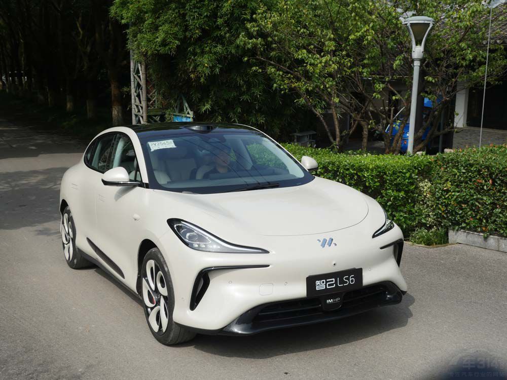 智己LS6的表现也不错前挡风玻璃、四门车窗、后三角窗以及天幕玻璃_易车