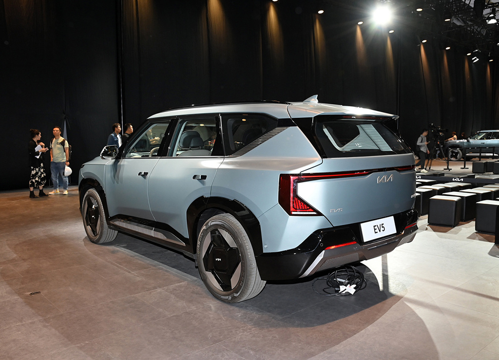 3款续航700公里左右纯电SUV 起亚EV5科技前卫_易车