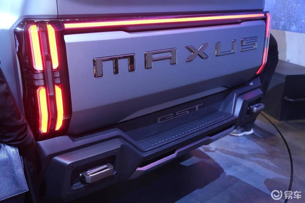 上汽大通MAXUS GST皮卡后排座椅的滑轨一直延伸到货箱内部_易车