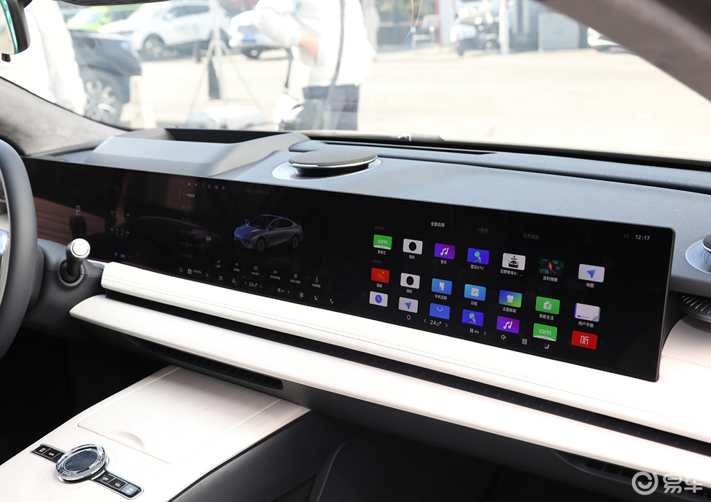 吉利银河E8采用了光之涟漪·律动格栅也为驾驶者带来了独特的驾驶体_易车