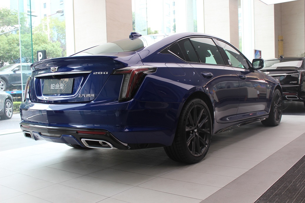 凯迪拉克CT5全系搭载2.0T+10AT的动力组合性能方面拥有M_易车