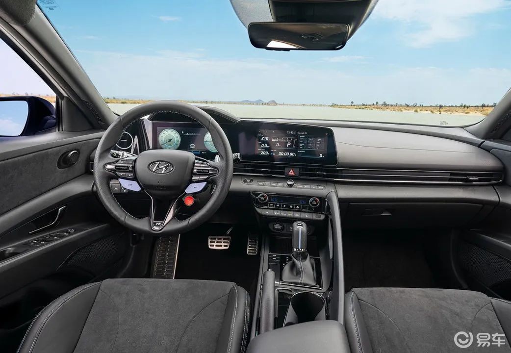 伊兰特N-line对比普通版车型主要增加了专属运动套件新车将配备_易车