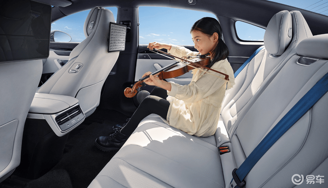 智界S7后排座椅上还加入了HUAWEI MagLink功能_易车