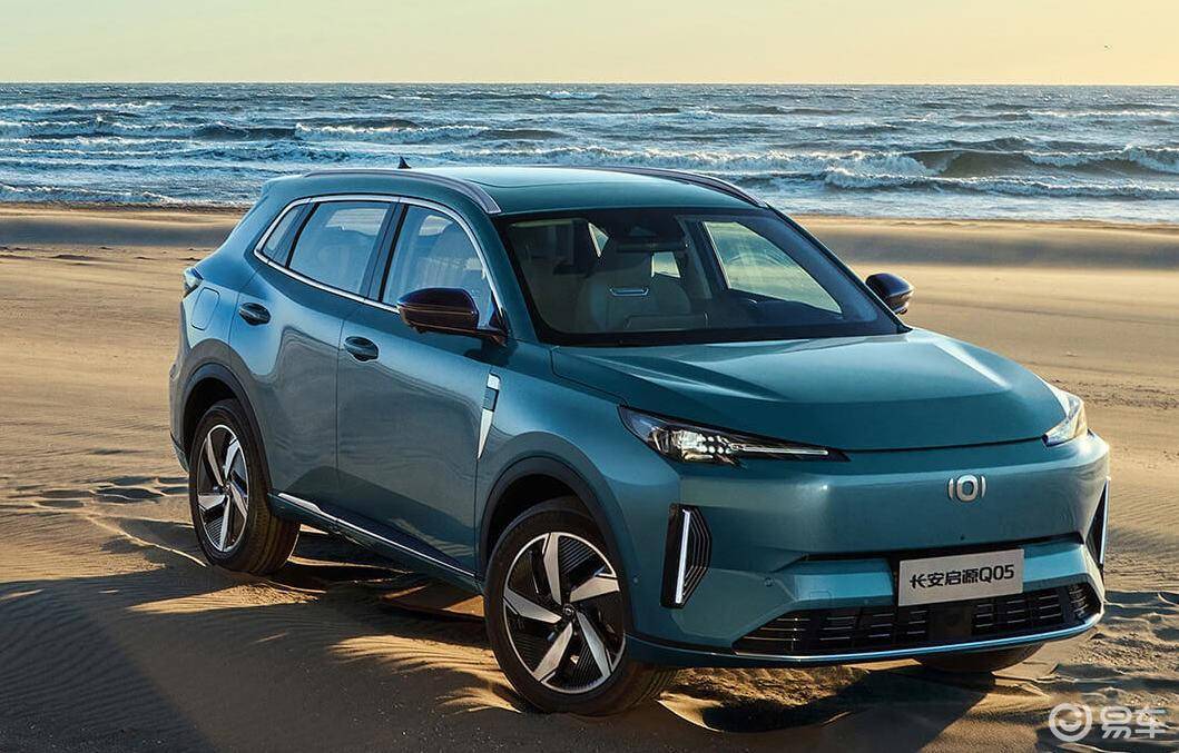 长安启源Q05使用方正的造型轮廓车头是我们熟悉的封闭式设计_易车
