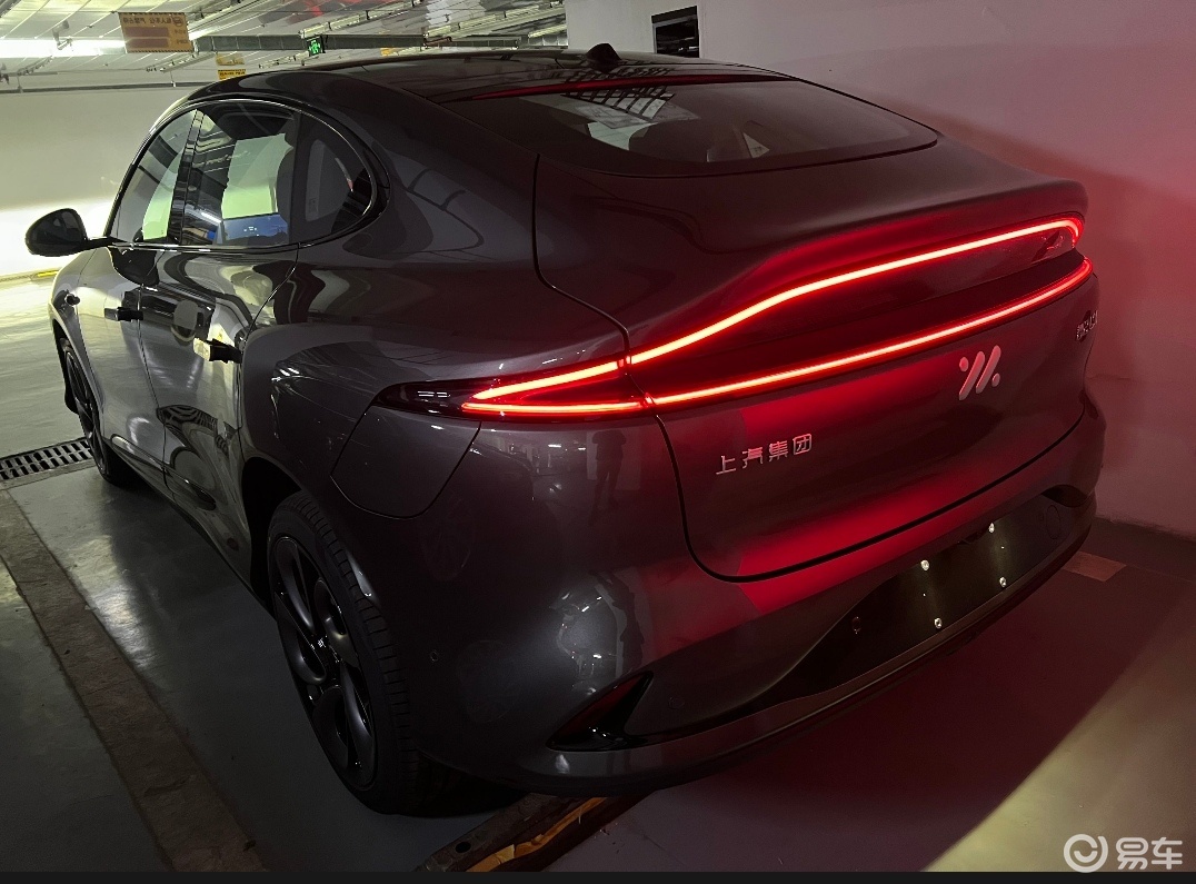 智己LS6尾灯升级为Skyline LED贯穿式尾灯！_易车