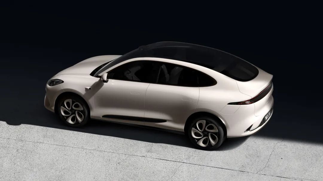 智己LS6独创「全画幅数字驾舱屏」用AI赋能出行体验_易车