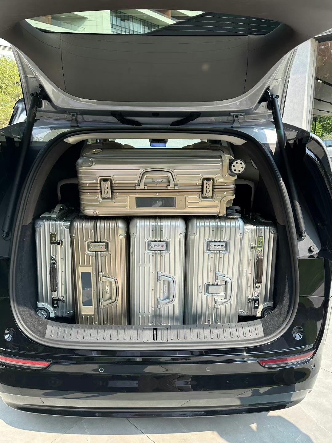 看着确实不小，理想MEGA后备箱空间曝光_易车