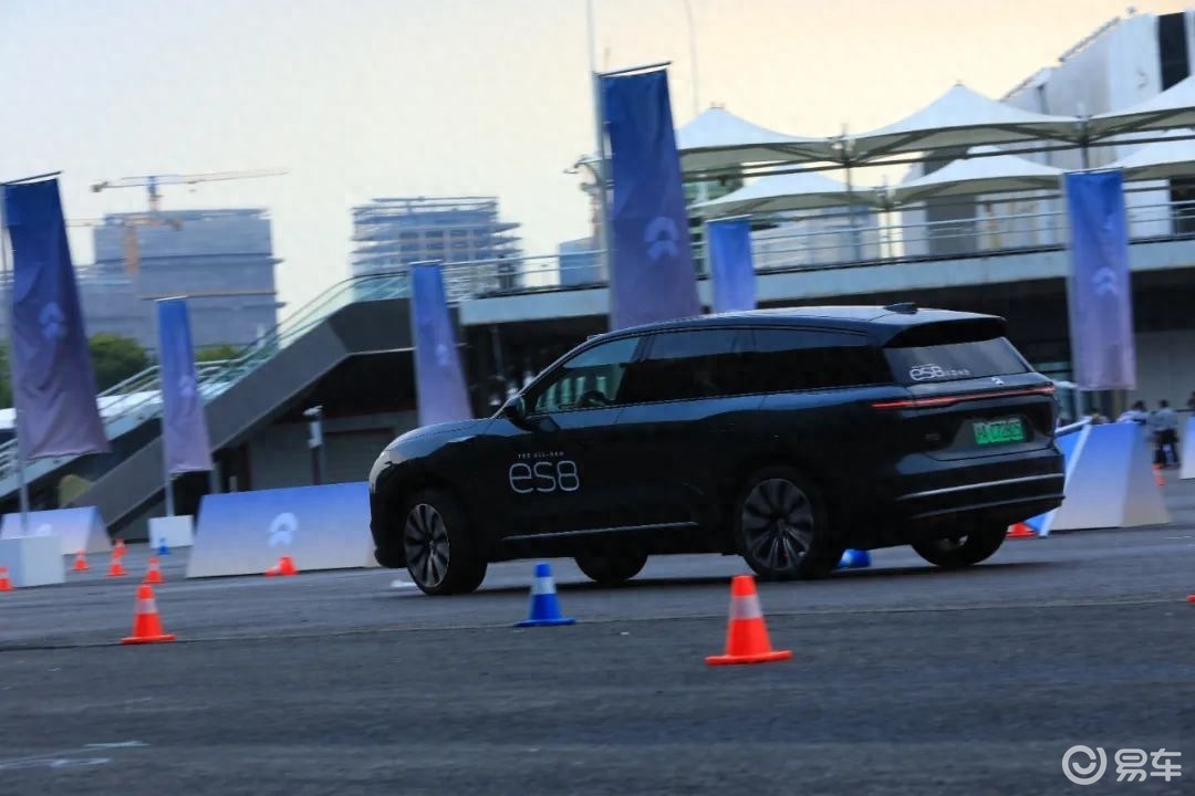 蔚来ES8全新ES8首次搭载了高性能双腔空气弹簧_易车