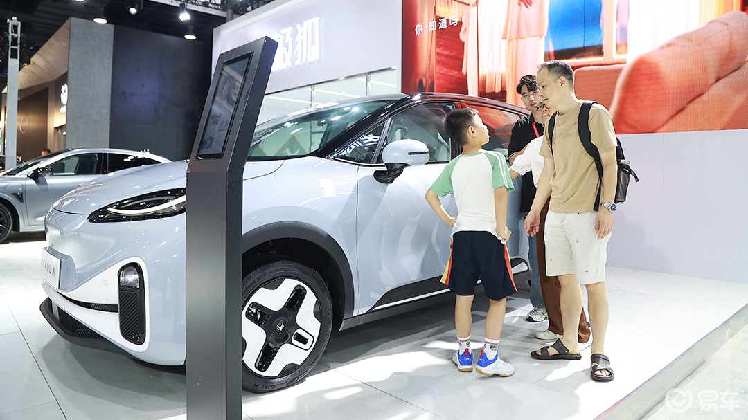 全球首款智能亲子车打头阵，极狐汽车燃动华南国际车展_易车