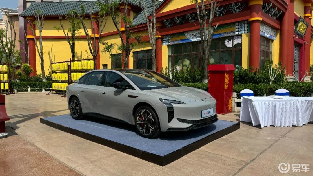 最高续航820公里 红旗EH7济南上市 22.98万起售_易车