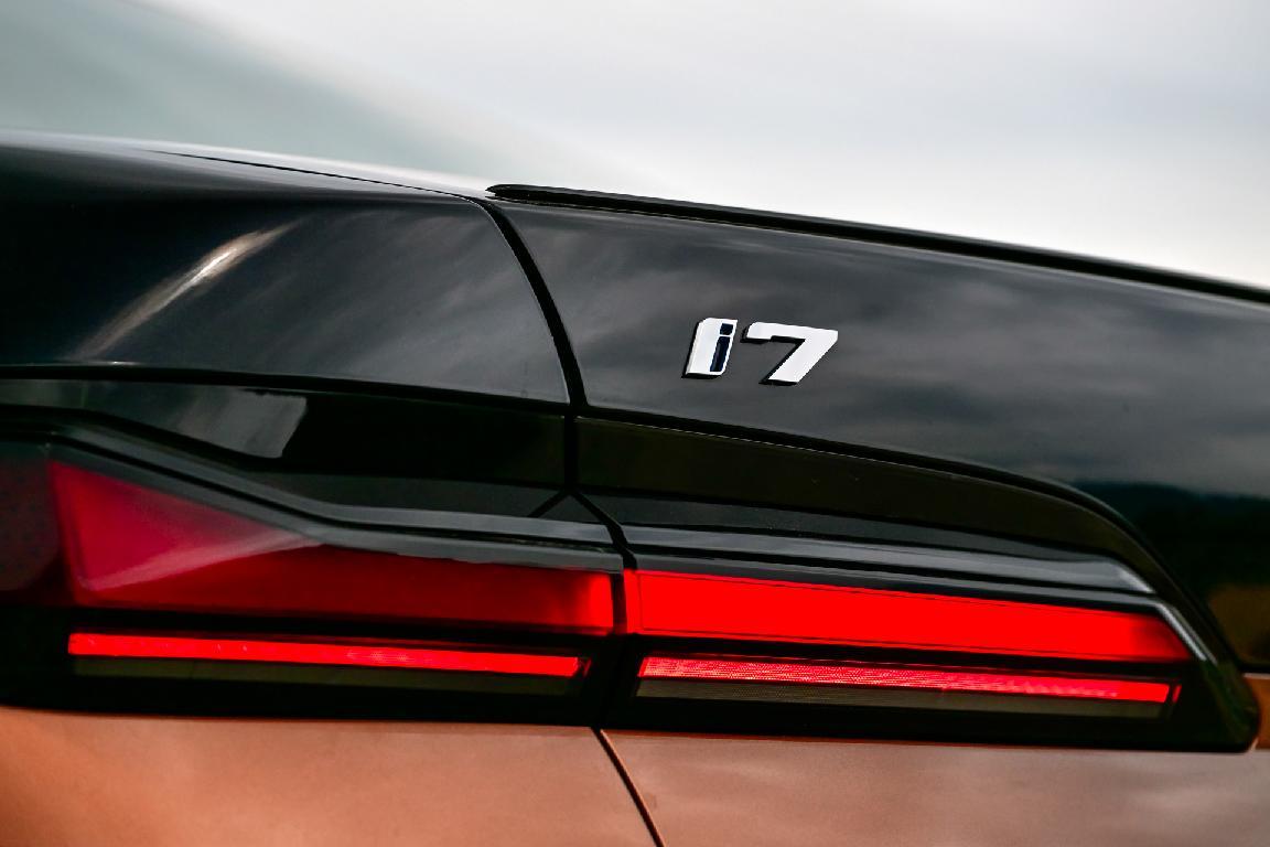 行政级轿车零百加速3.7秒！试驾宝马的旗舰i7 M70L_易车