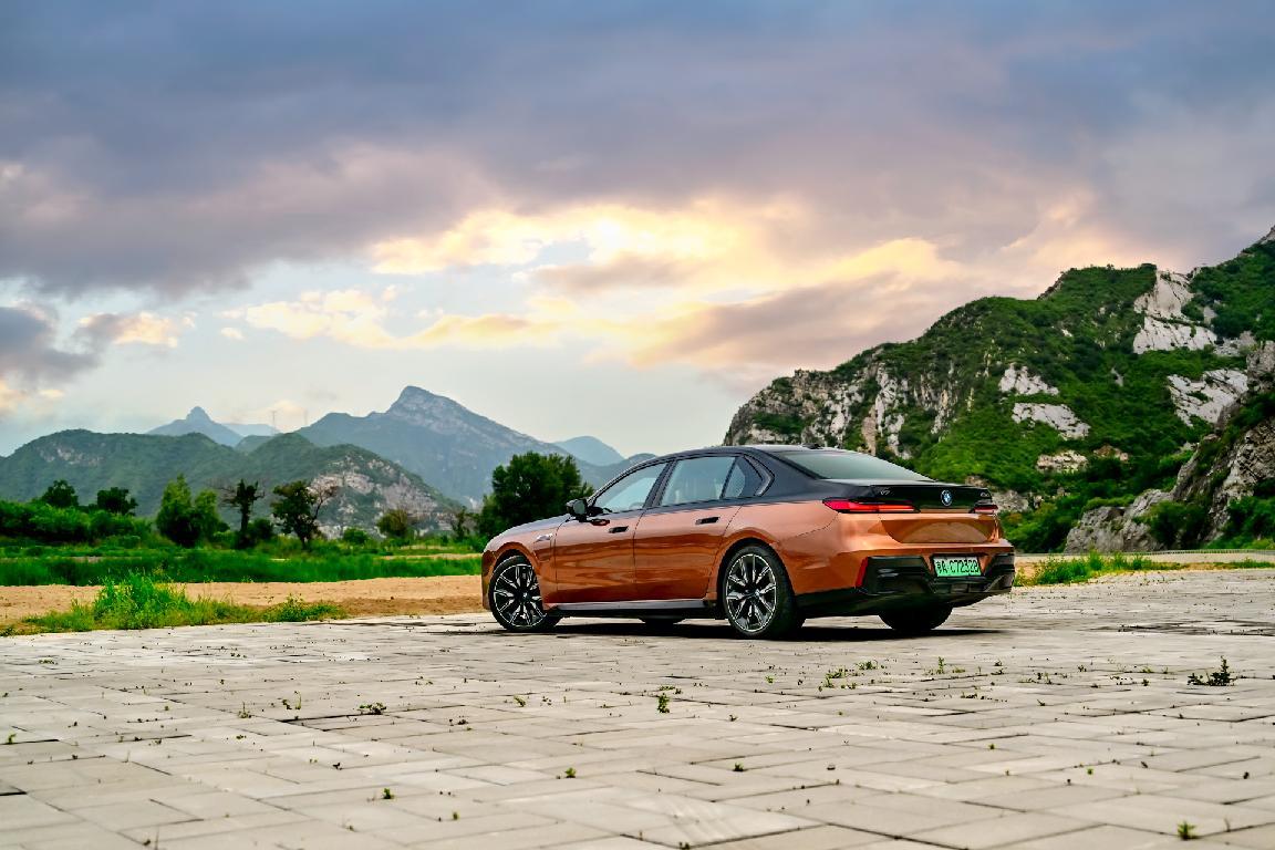 行政级轿车零百加速3.7秒！试驾宝马的旗舰i7 M70L_易车