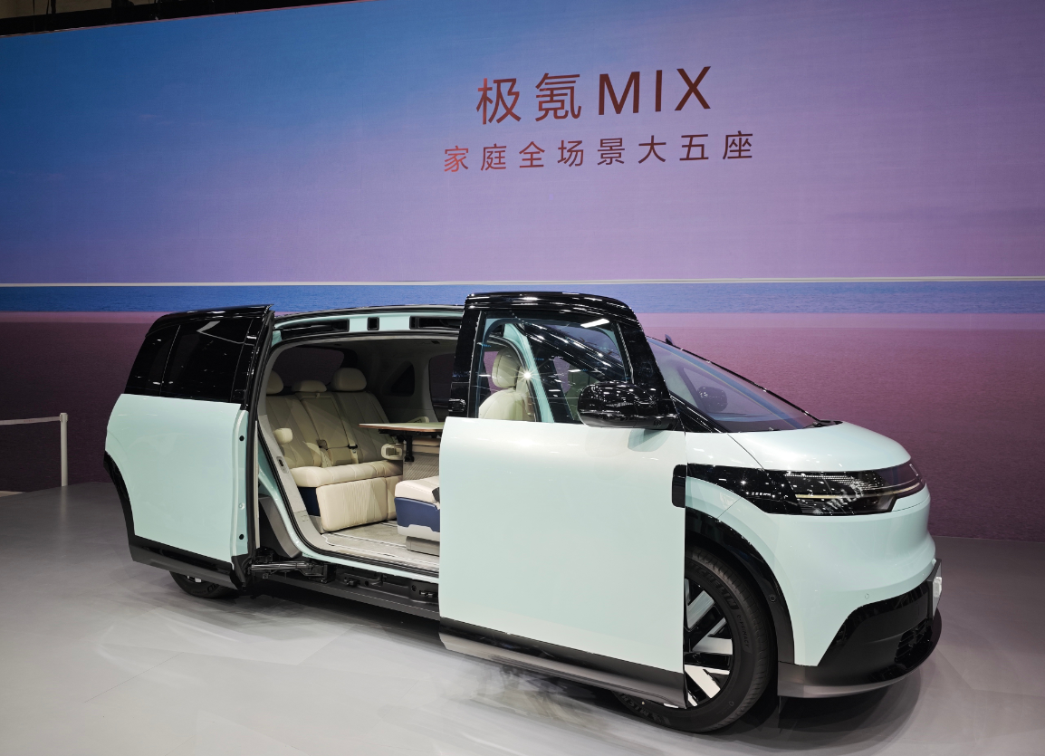 无B柱设计，主副驾可旋转，对向侧滑门，极氪MIX亮相_易车