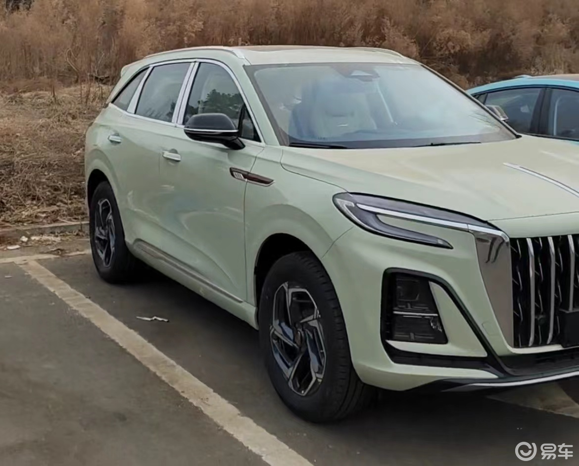 红旗HS3、HS6实车街拍，前者更亲民，后者有气势_易车