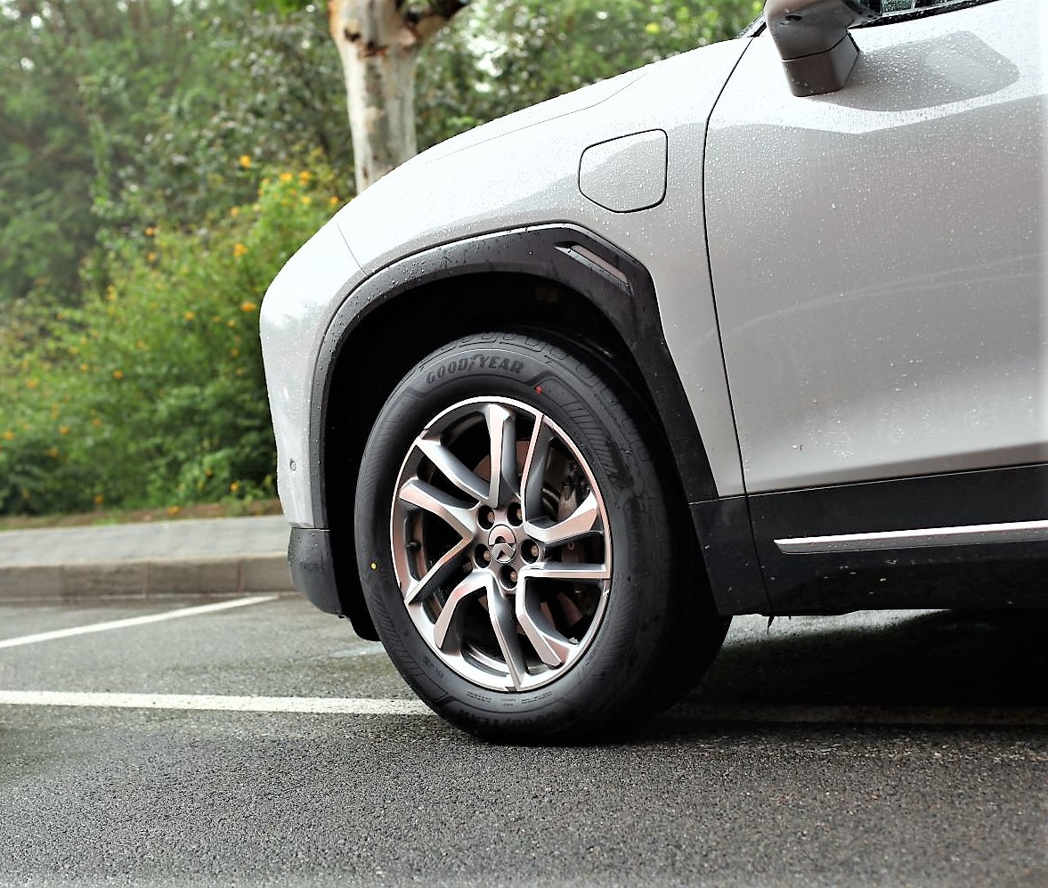 蔚来ES6运动版搭载的这款固特异e锐乘轮胎型号是255/55 R_易车