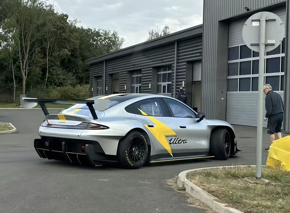 小米SU7 ULTRA原型车现身，10月挑战“真理之环”_易车