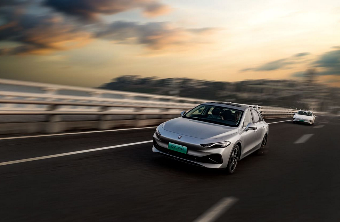 荣威D7 EV和D7 DMH均配备了CST舒适制动系统更追求操控_易车