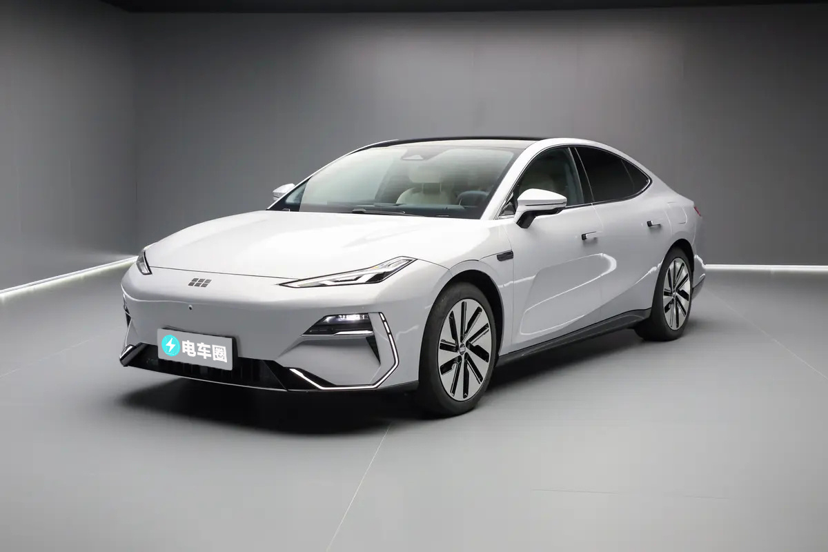 花18万买电车，银河E8和比亚迪海豹谁更强悍？_易车