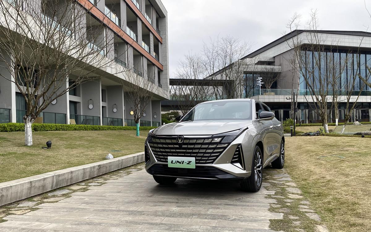 眼睛都看直了！静态体验长安UNI-Z，大家都说这车安逸_易车