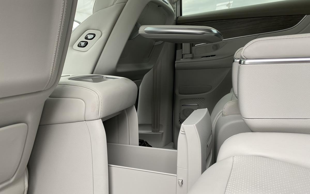 探店实拍荣威iMAX8 DMH新陆尊，最好的家用MPV？_易车