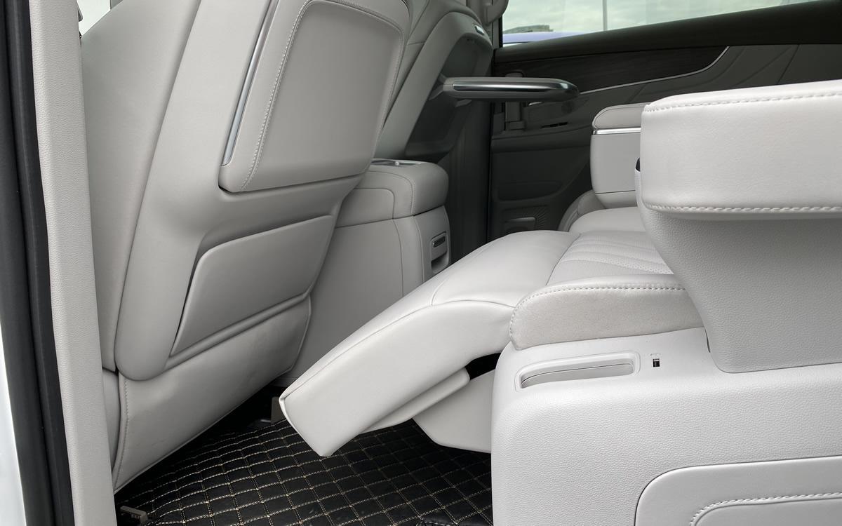 探店实拍荣威iMAX8 DMH新陆尊，最好的家用MPV？_易车