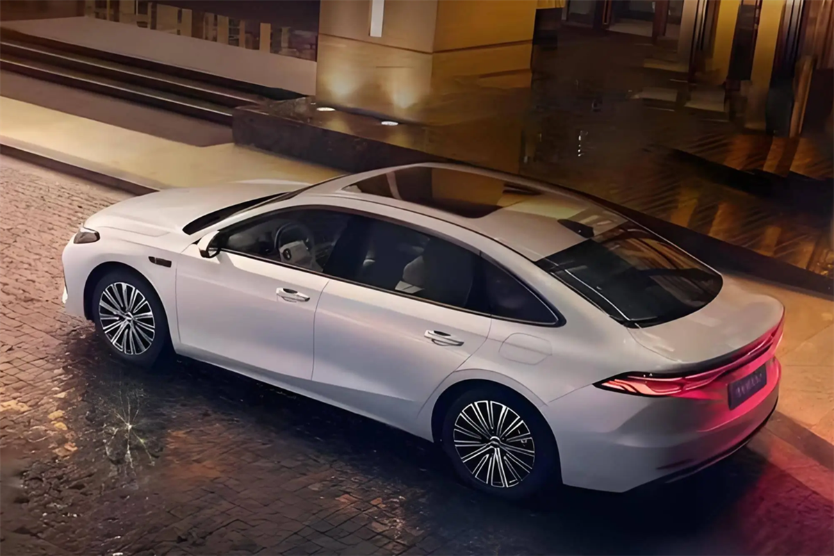 买新车的再等等 银河A7曝光，荣威M7 DMH即将上市_易车