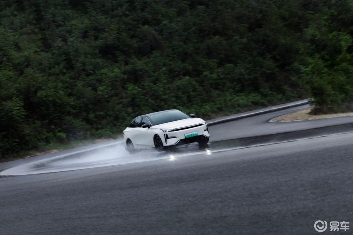 极速247km/h，吉利银河L6成20万级轿车“操控王”_易车