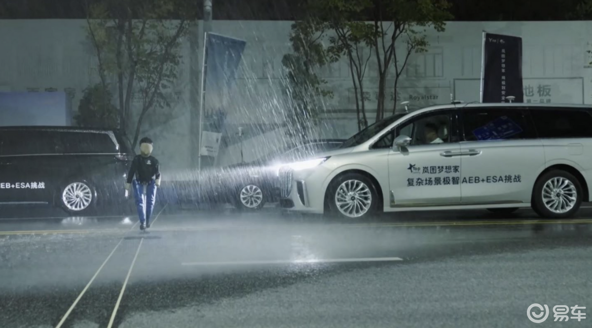 岚图梦想家搭载了全面升级的H56智能驾驶系统行车辅助系统在智能驾_易车