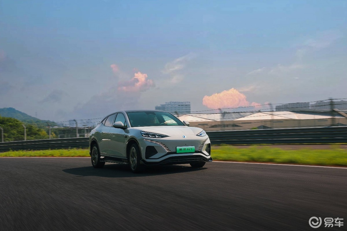 腾势N7还配备有小憩模式、观影模式、宝宝模式、露营模式等可实现车_易车