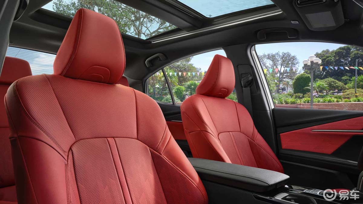 九代凯美瑞的主驾驶位前方还配置了 10 寸的 HUD 抬头显示器_易车