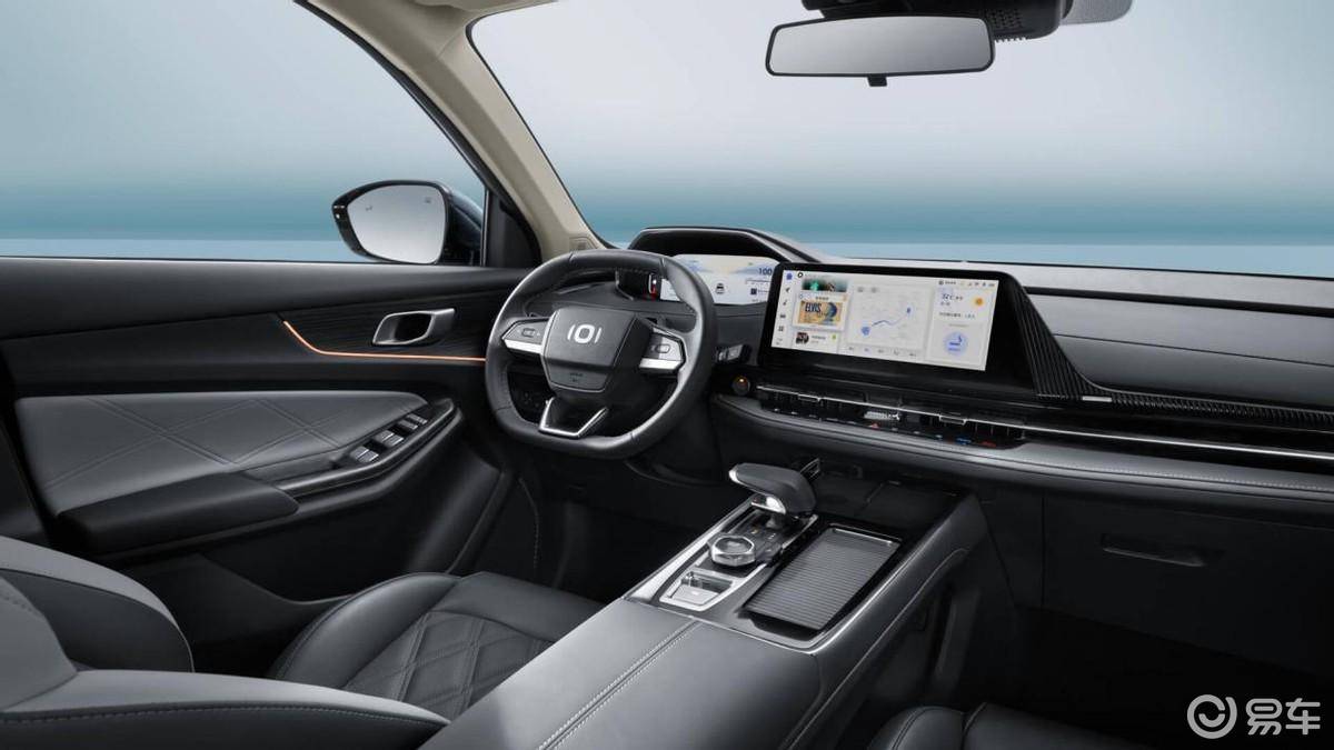 长安启源Q05使用方正的造型轮廓车头是我们熟悉的封闭式设计_易车