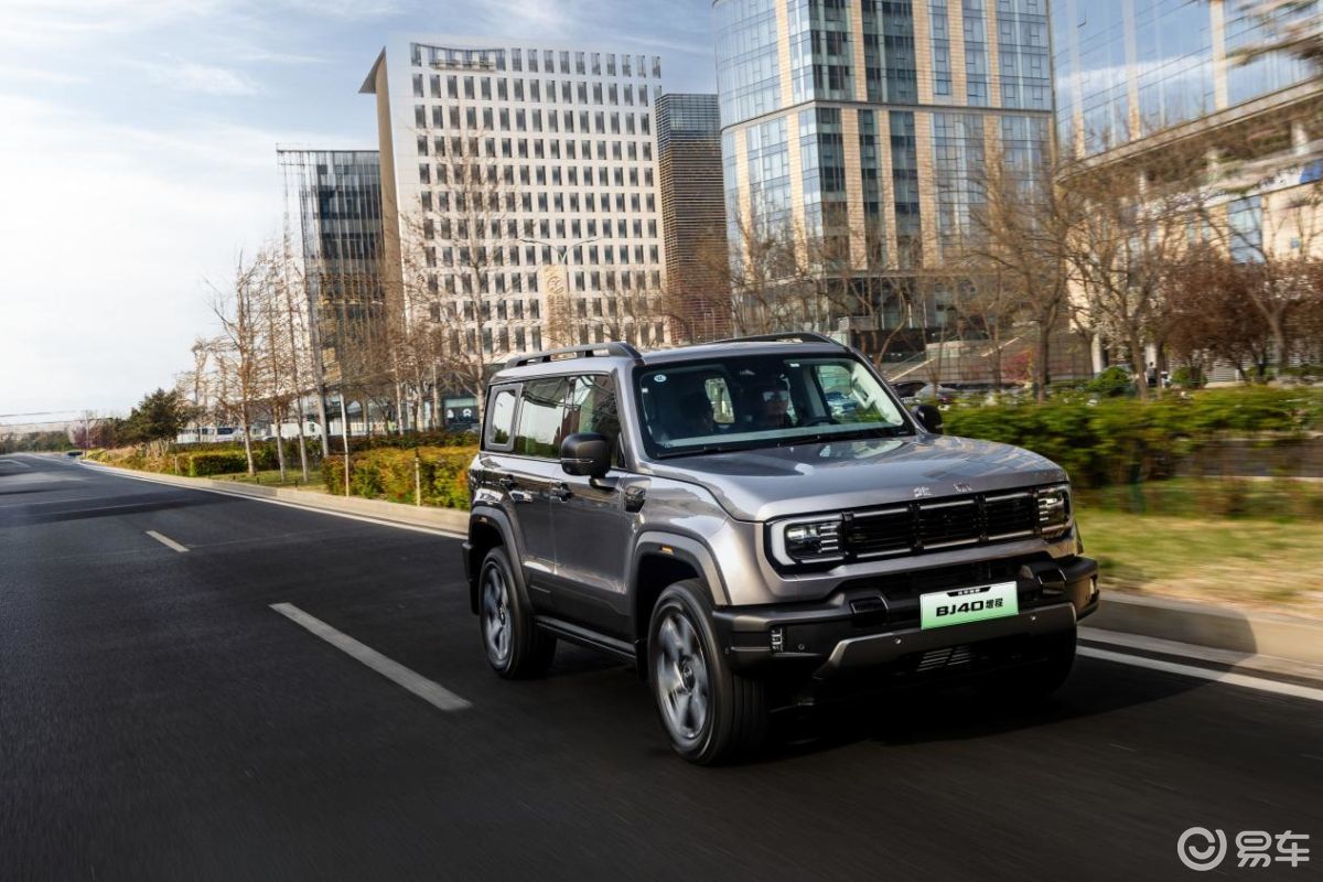 当硬派遇见家享 深蓝G318与BJ40增程的穿越哲学之争_易车