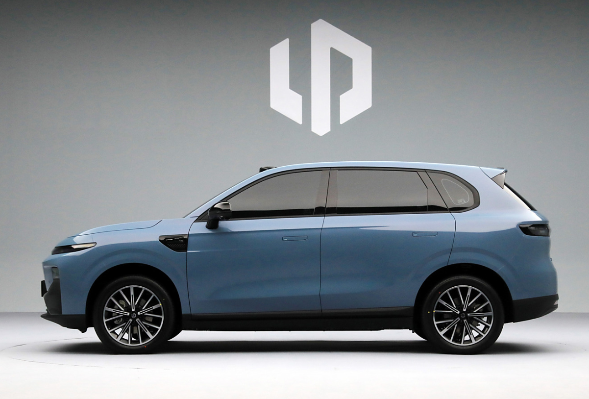 零跑全新轿车B01谍照，和B10同平台，后驱+后三连杆？_易车