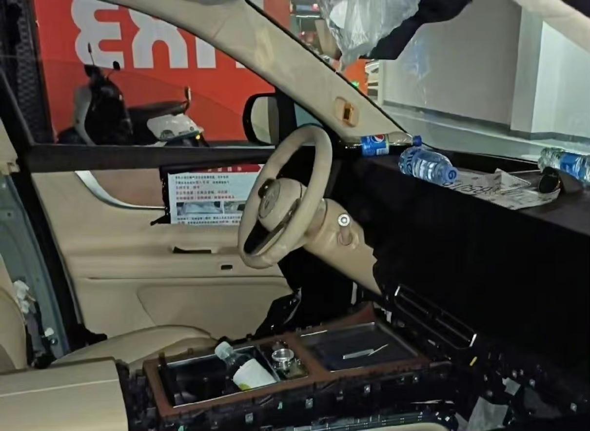 全新问界M8曝光，或配3排6座布局，还带高阶智驾_易车