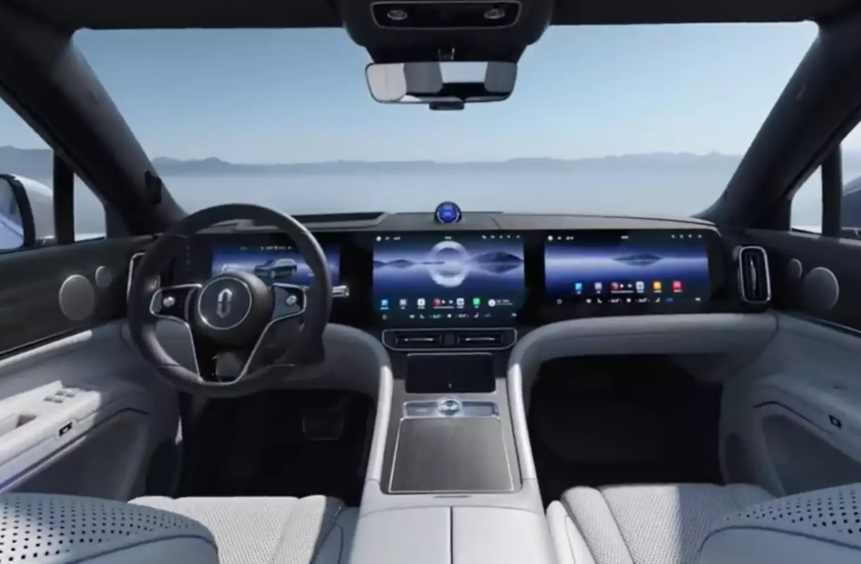 问界M9第一排和第二排左侧座椅靠背上设有Maglink接口_易车