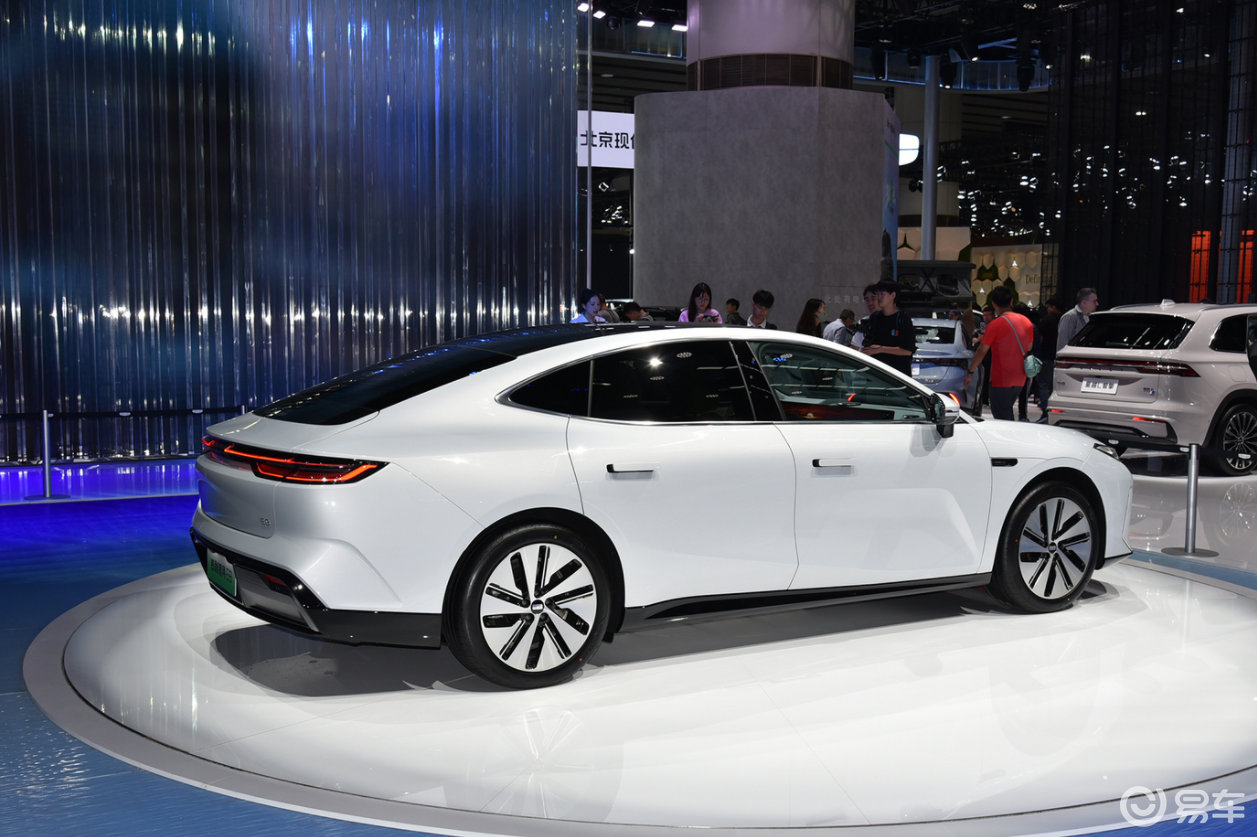 800V平台，四驱3.49秒破百，吉利银河E8留有后手_易车