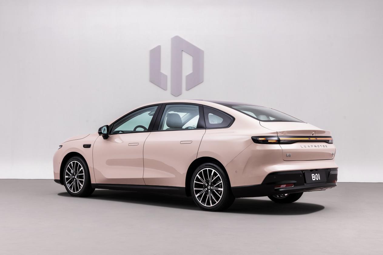 零跑B01上市！8.98万起售号称半价Model 3_易车