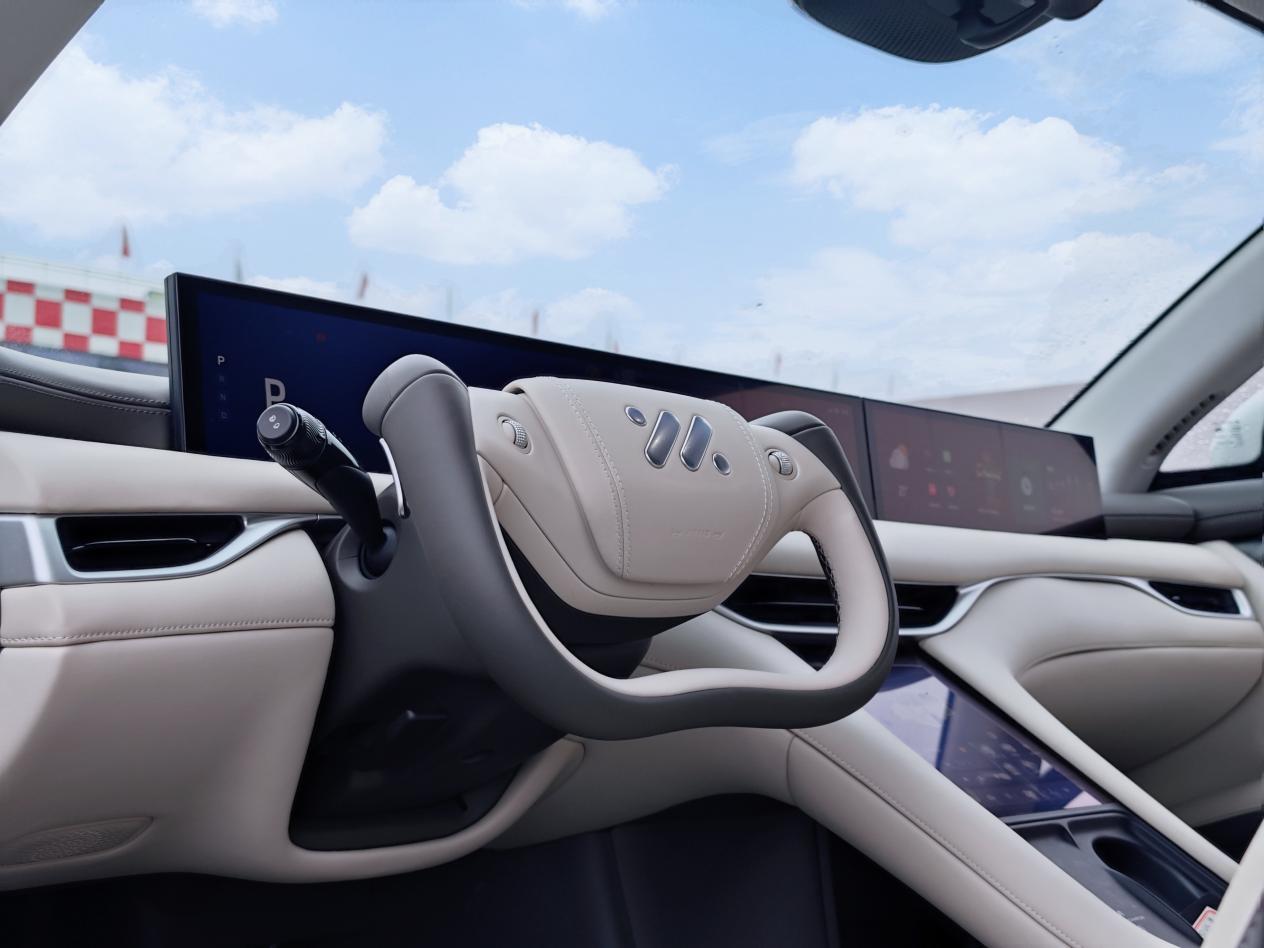 智己LS6一键泊车功能可以识别平行侧方车位、垂直车位_易车