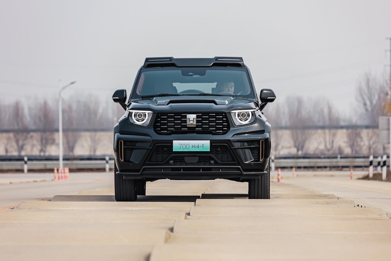 魏建军亲自交车，坦克700 Hi4-T限定版极限测试_易车