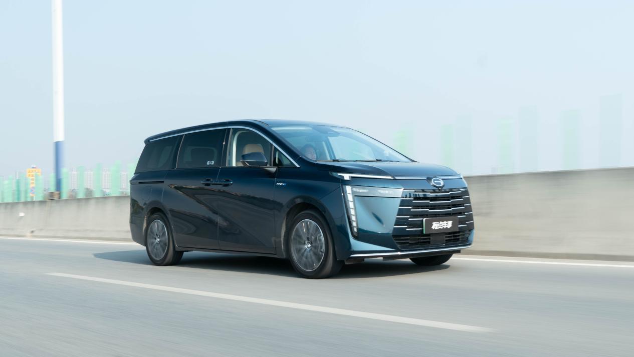 纯电与插混之争 上汽大通大家7/广汽传祺E8深度对比评测_易车