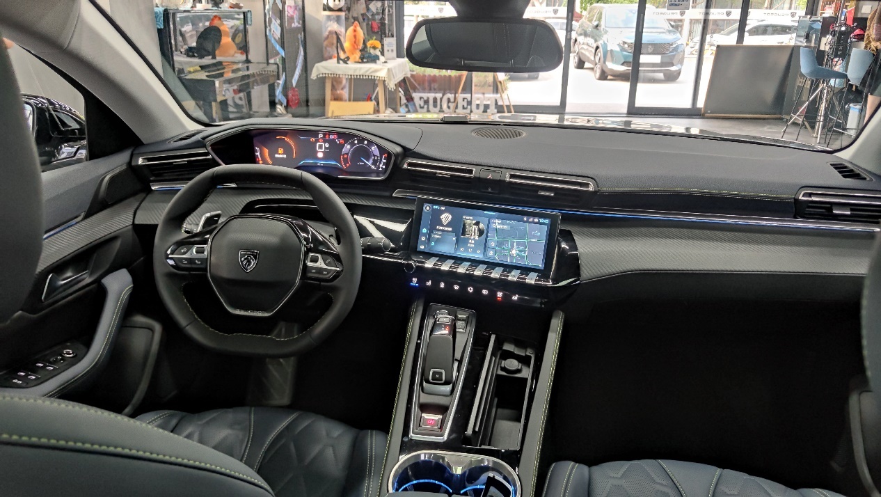 标致508L狮眼LED矩阵大灯全系标配自适应多场景照明不仅科技感_易车