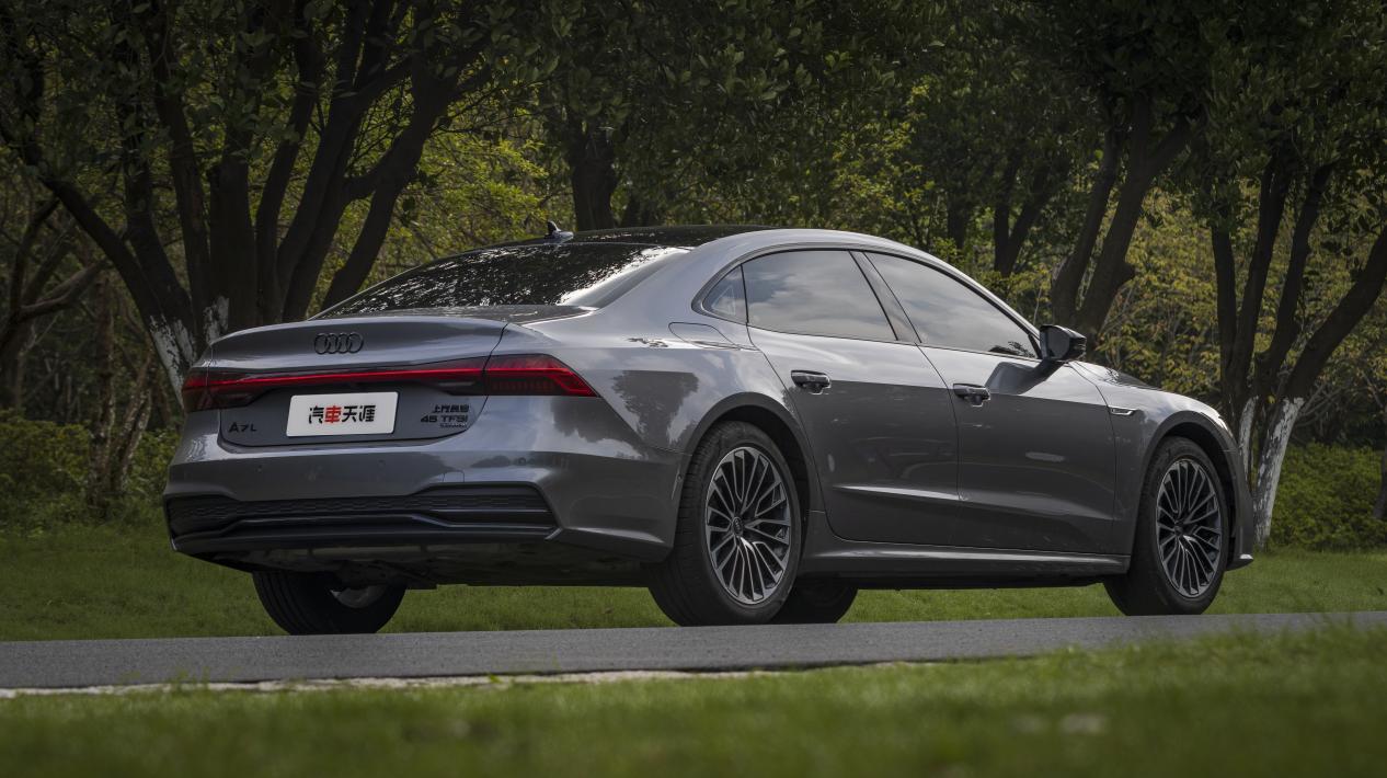 又流露出奥迪A7L赏心悦目的一面无边框车门、贯穿式尾灯、低趴的运_易车