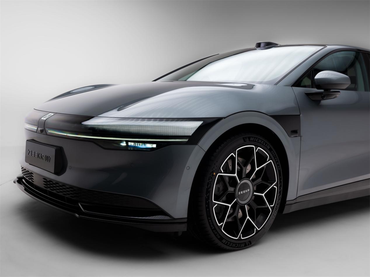 ZEEKR 007极氪007采用全球首款隐藏式贯穿前脸设计_易车