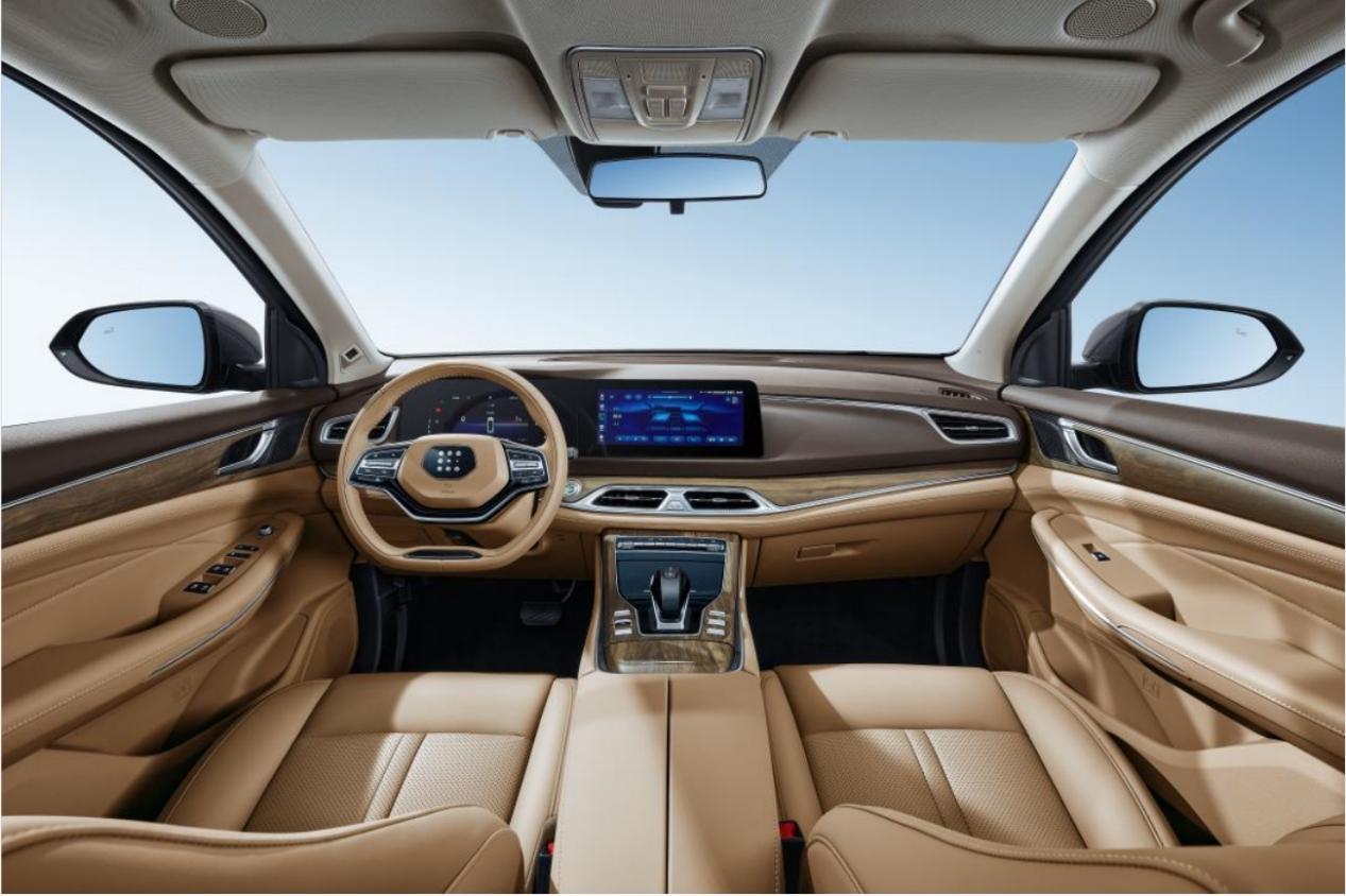 对比启源Q05，蓝电E5荣耀版空间大，乘坐更舒服_易车