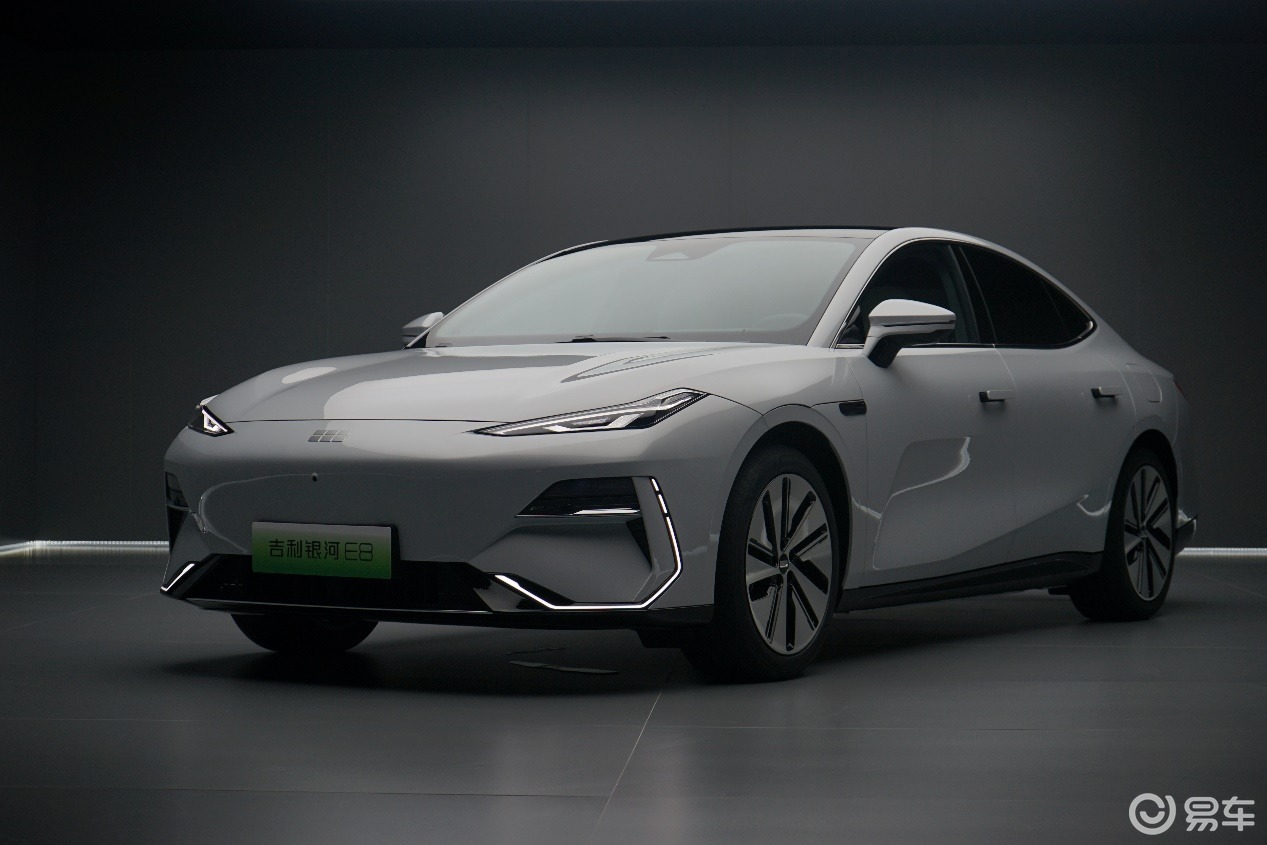 展现了吉利银河E8科技而不失高贵飞檐虎视前灯组、旭日东升贯穿式尾_易车