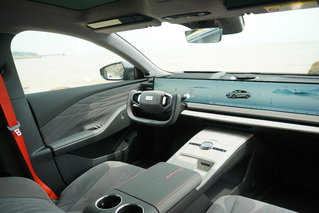 3.49s零百加速，8K屏引人注目，试吉利银河E8_易车