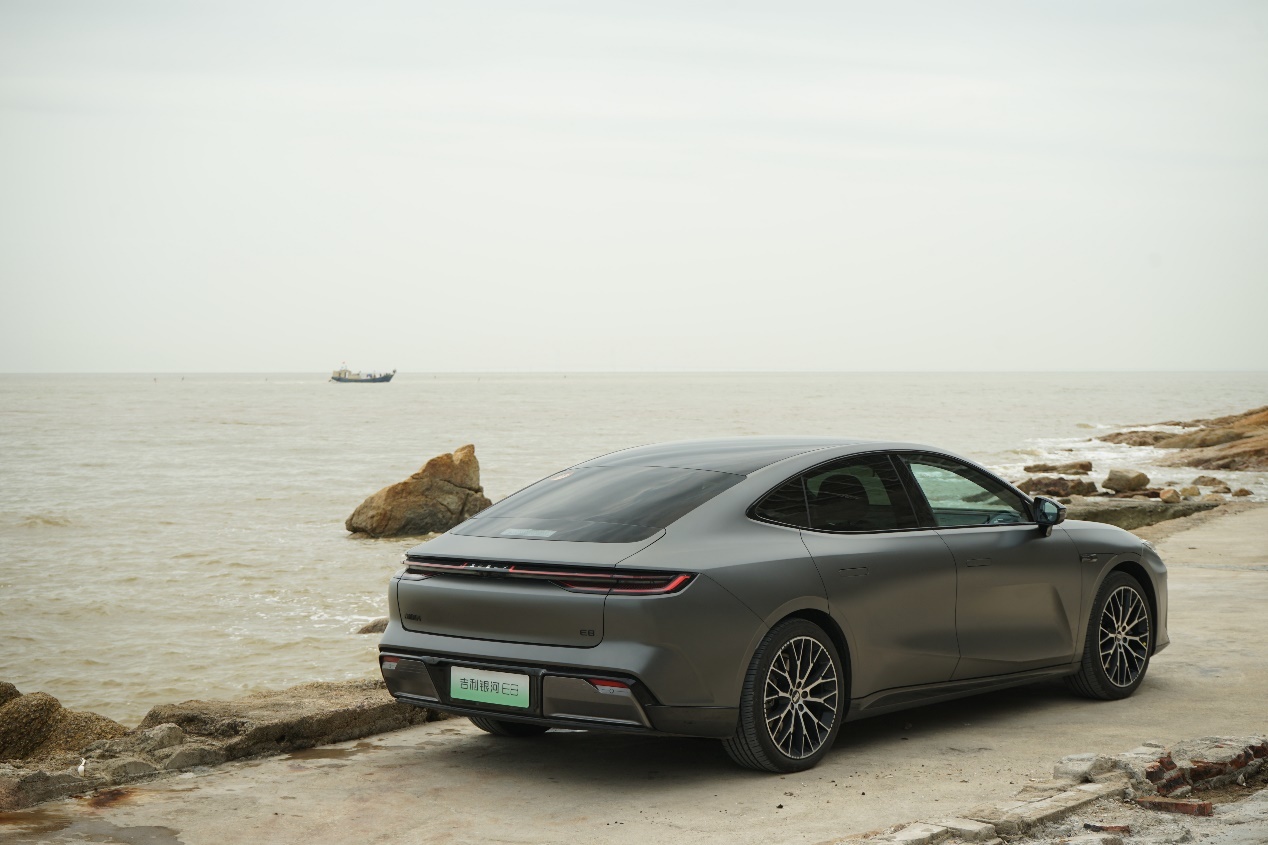 3.49s零百加速，8K屏引人注目，试吉利银河E8_易车