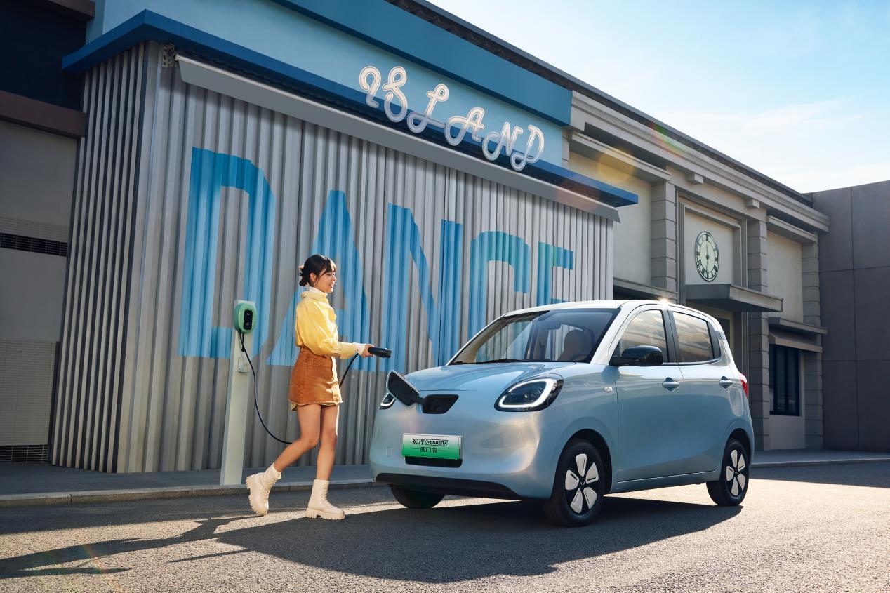 售价4.48万元起，五菱宏光MINIEV四门版正式亮相_易车