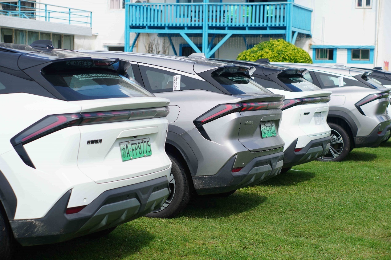 搭载3挡DHT，实测油耗低至4L？长途试驾吉利银河L7_易车