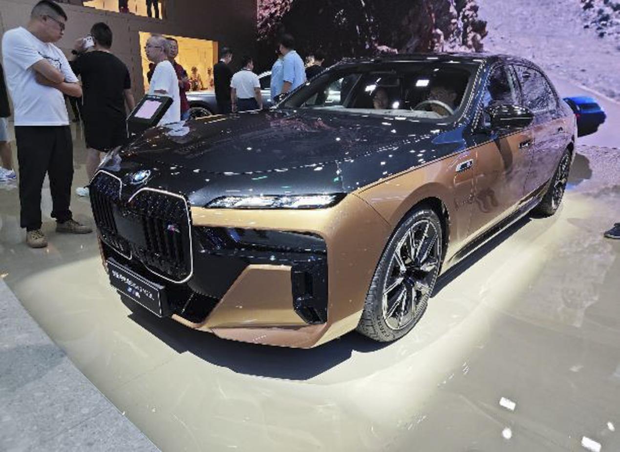 百万豪华电动轿车，宝马i7 M70L正式推出_易车